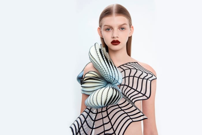 Check out these distorted 3D drawings that you can wear on your person ...